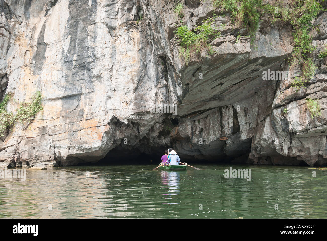 Tourists Entering the Hang Toi Cave Stock Photo - Alamy