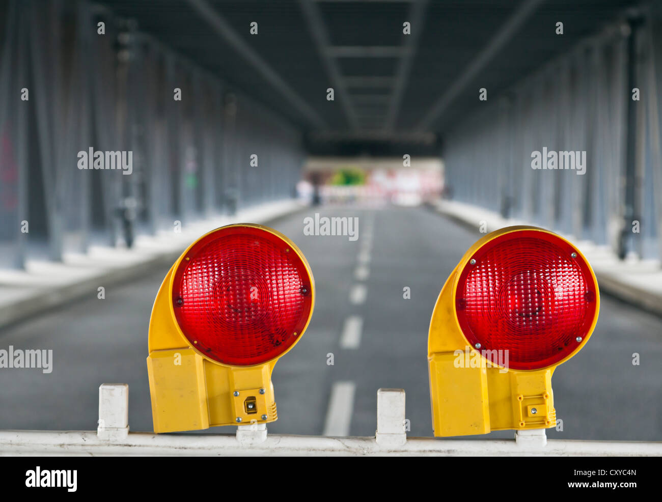 Red barricade warning lights on a fence Stock Photo - Alamy