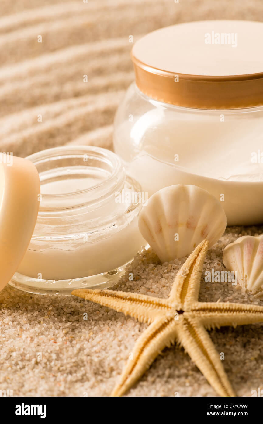 Spa body cream seashell star on sand beauty treatment Stock Photo - Alamy