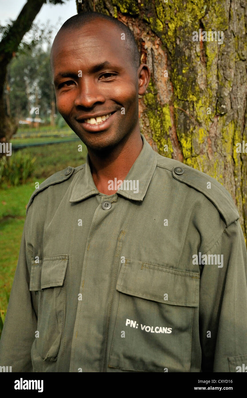 Volcanoes national park rwanda ranger hi-res stock photography and ...