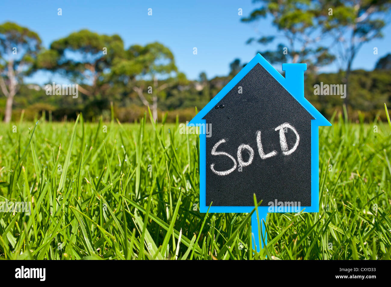 Sold house signs hi-res stock photography and images - Alamy