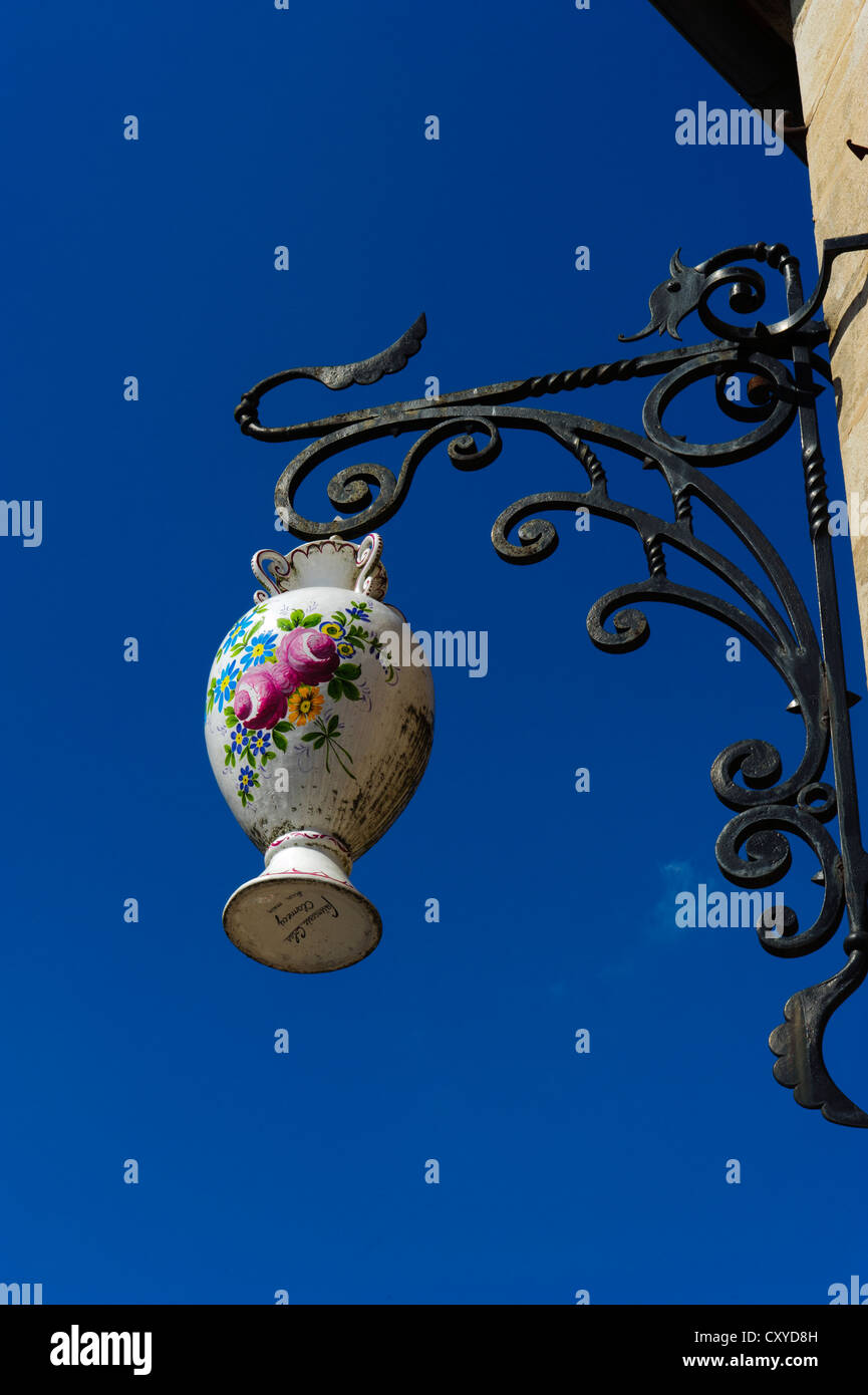 Hanging pottery hi-res stock photography and images - Alamy