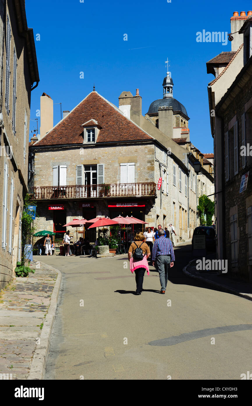 French village street scene hi-res stock photography and images - Alamy