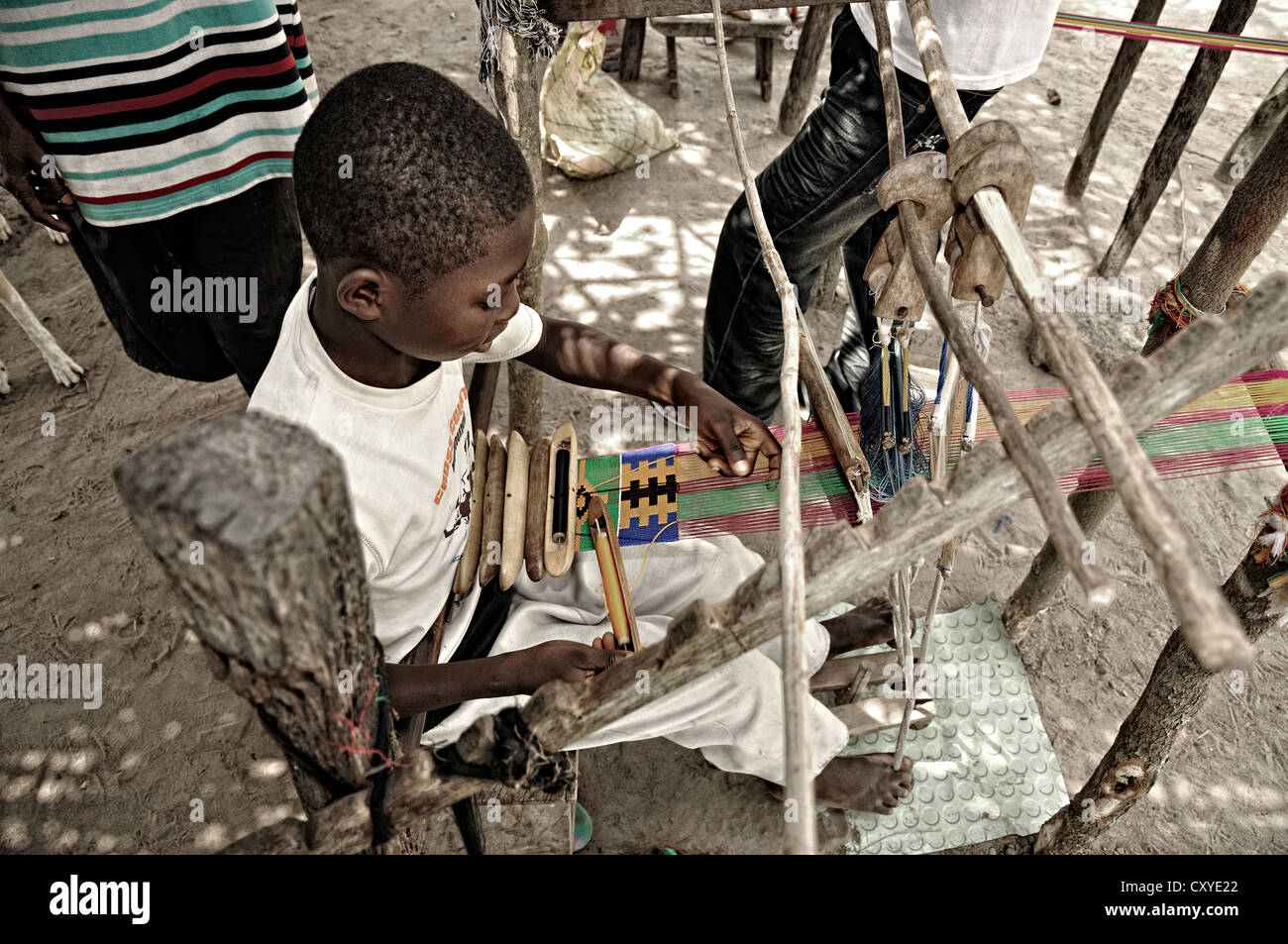 Child weaving Kente stripe, Ghana Stock Photo - Alamy