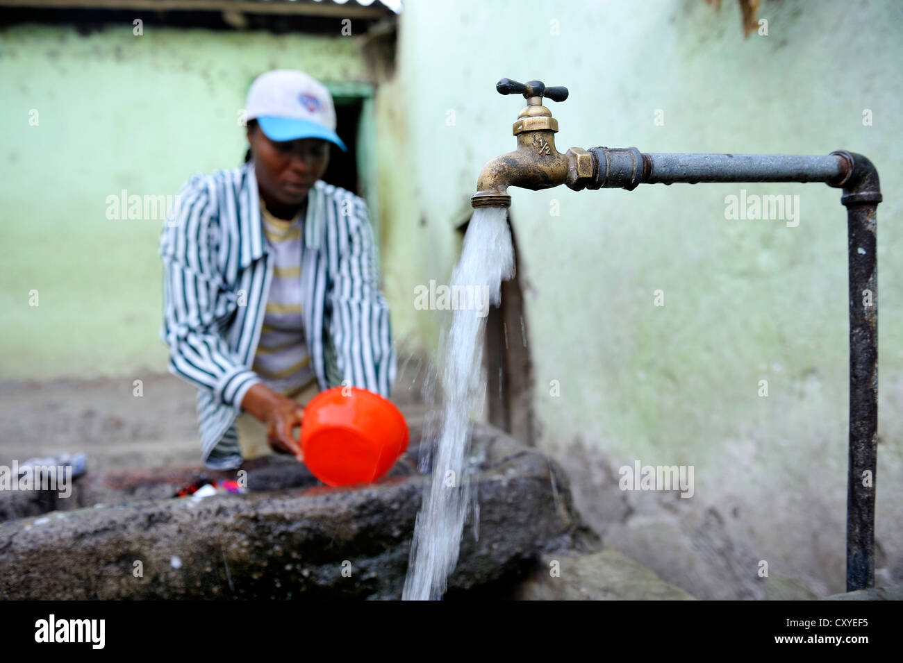 African Women Washing High Resolution Stock Photography and Images - Alamy