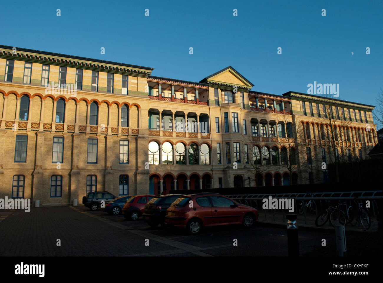 Cambridge Judge Business School and car park against a clear blue sky ...
