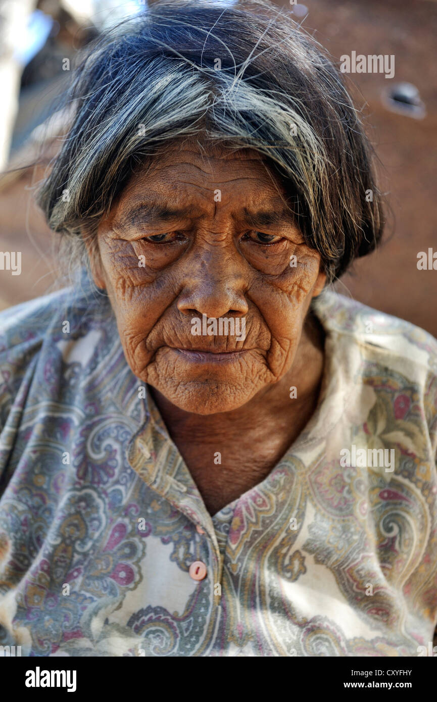 Old woman, portrait, village of the indigenous Wichi people, Comunidad ...