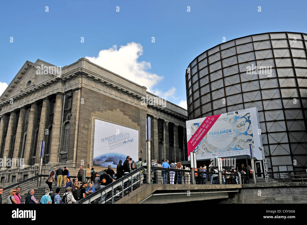Queue outside museum hi-res stock photography and images - Alamy