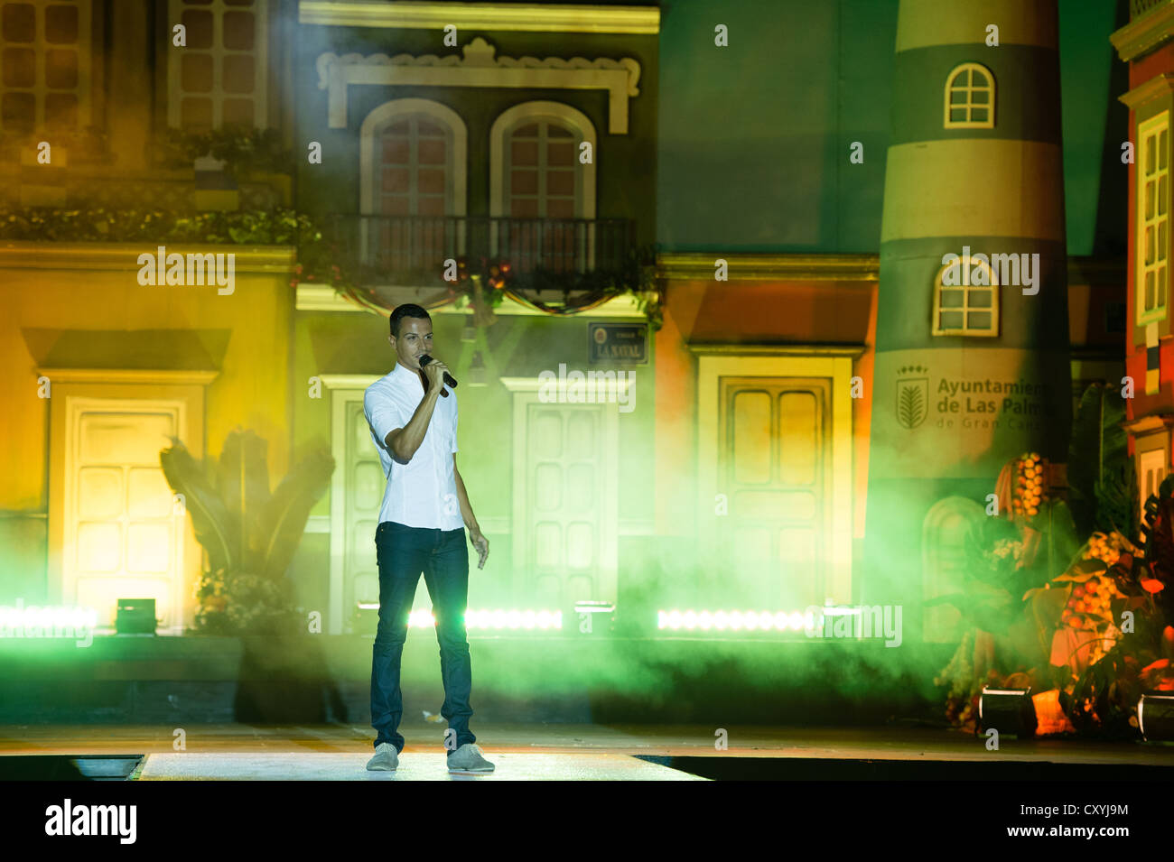 Pop singer stage man not woman hi-res stock photography and images - Alamy