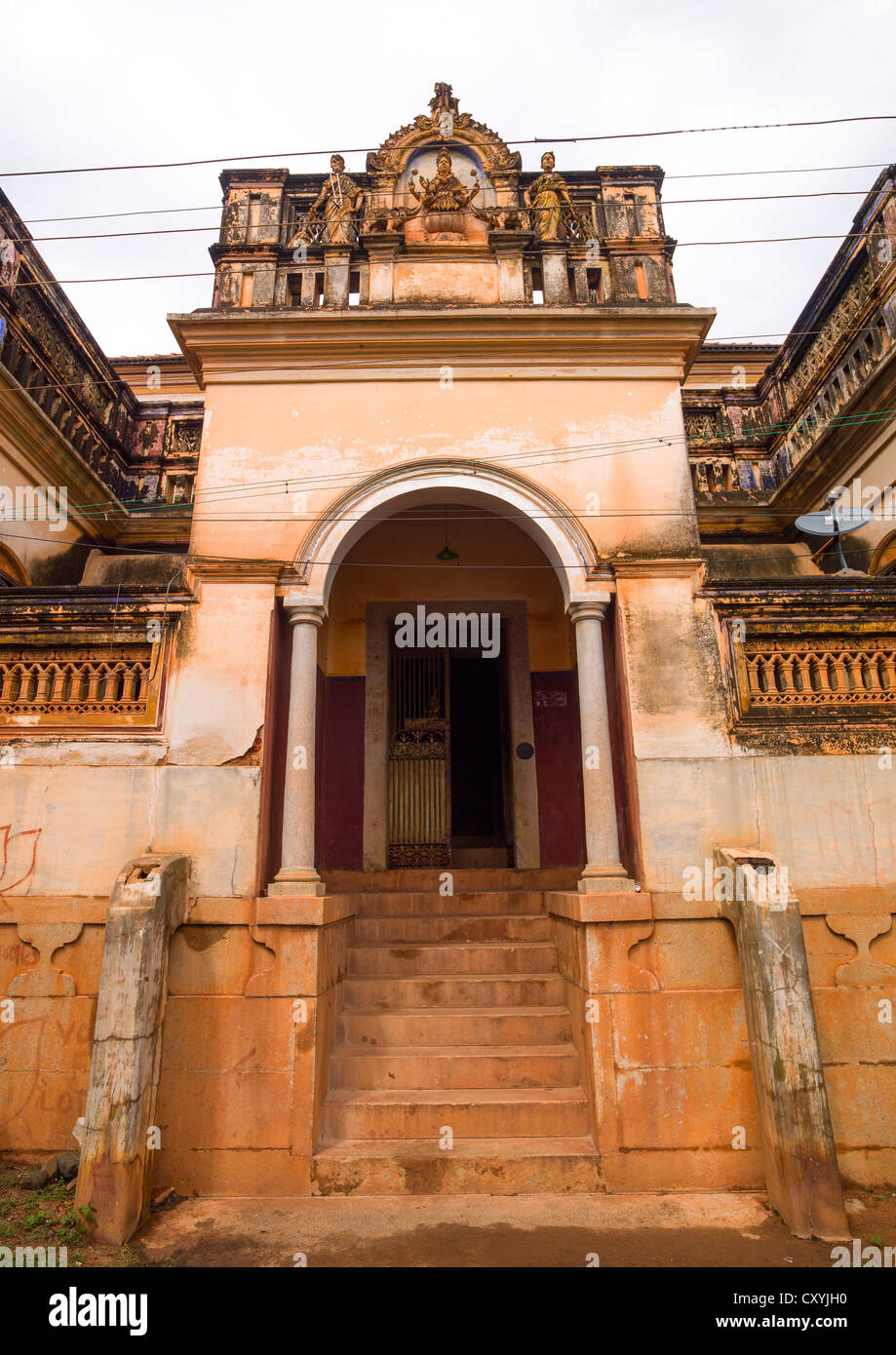 Hindu Statues On The Top Of The Entrance Of An Old Chettiar Mansion ...