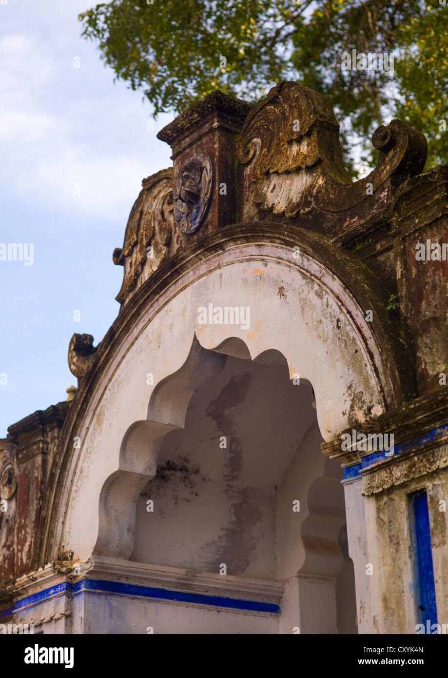 Old Carved Gateway With Decrepit Wall, Kanadukathan Chettinad, India ...