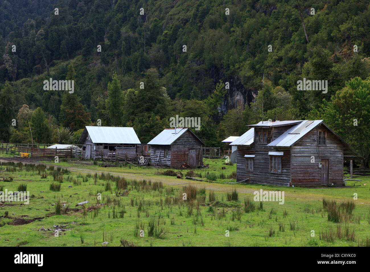 Traditional wooden cabin hi-res stock photography and images - Alamy