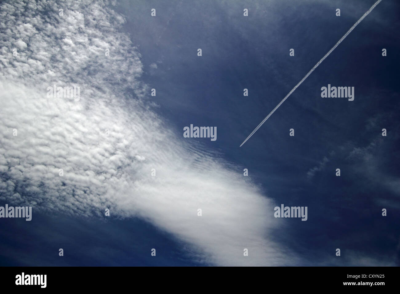 Contrail hi-res stock photography and images - Alamy