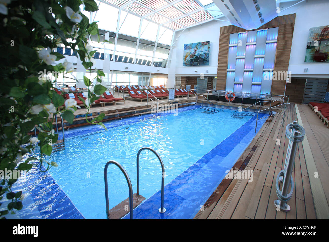 Solarium pool cruise ship hi-res stock photography and images - Alamy