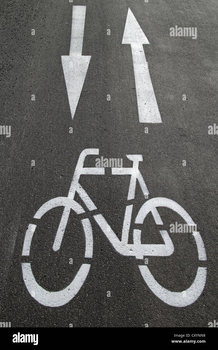 Road markings arrows hi-res stock photography and images - Alamy
