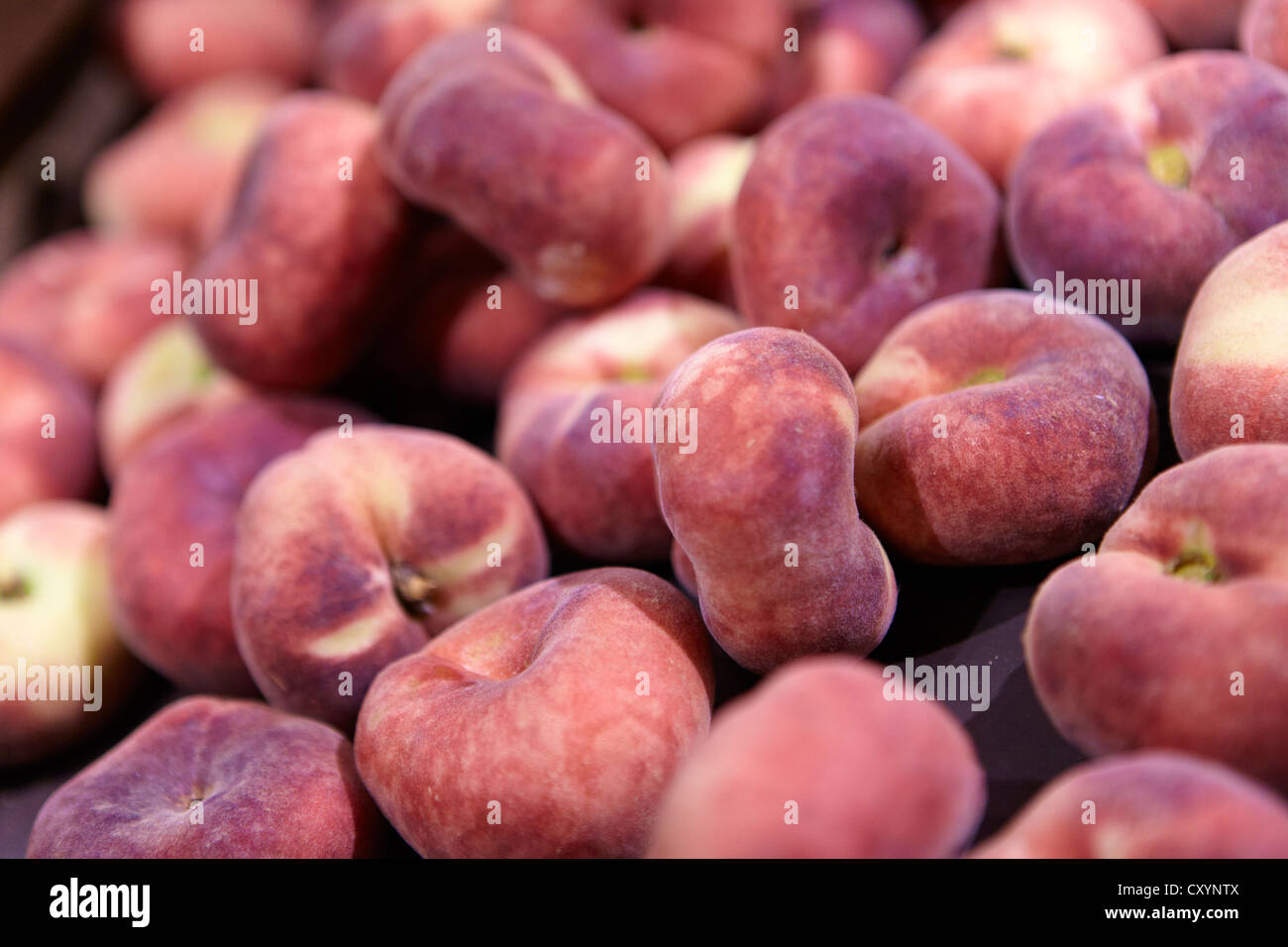 peach organic fruit and vegetable stall Stock Photo - Alamy