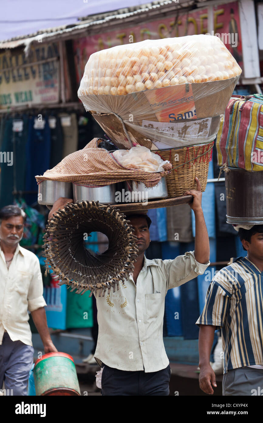 Carrying heavy loads on the head hi-res stock photography and images ...