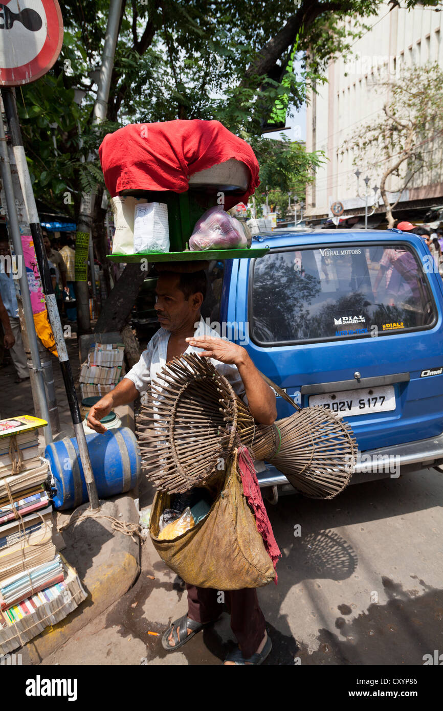 Carrying heavy loads on the head hi-res stock photography and images ...