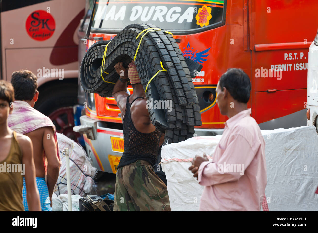 Carrying Loads on the Head in Kolkata, India Stock Photo - Alamy