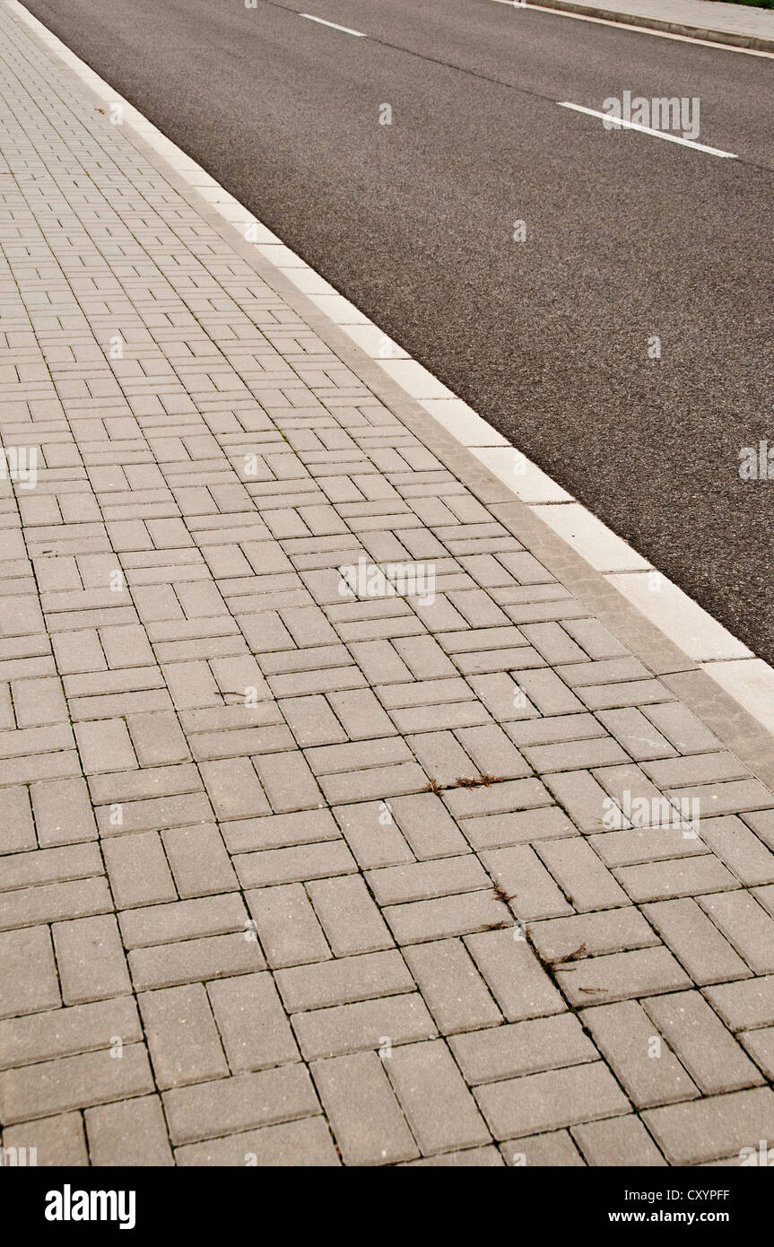 empty road and sidewalk Stock Photo - Alamy