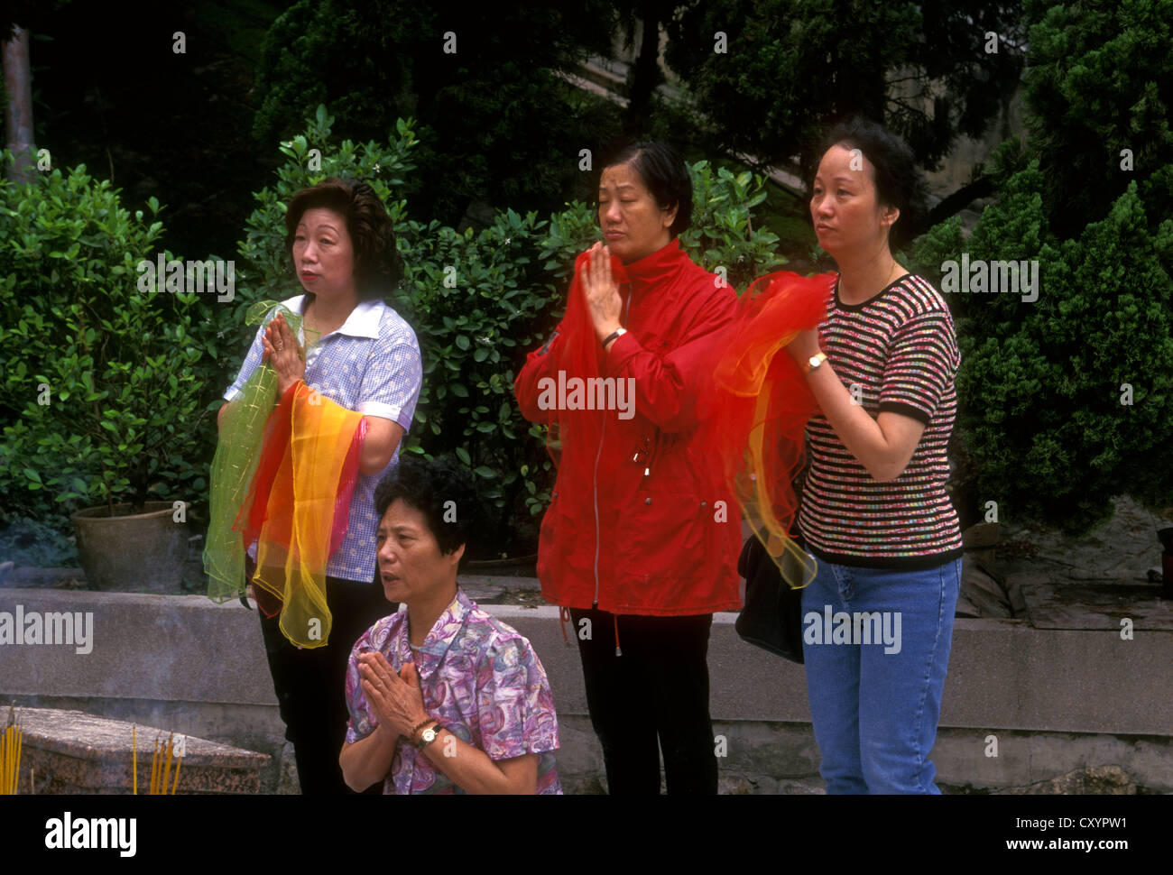Chinese women praying, Chinese women, praying, Chuk Lam Shim Yuen ...