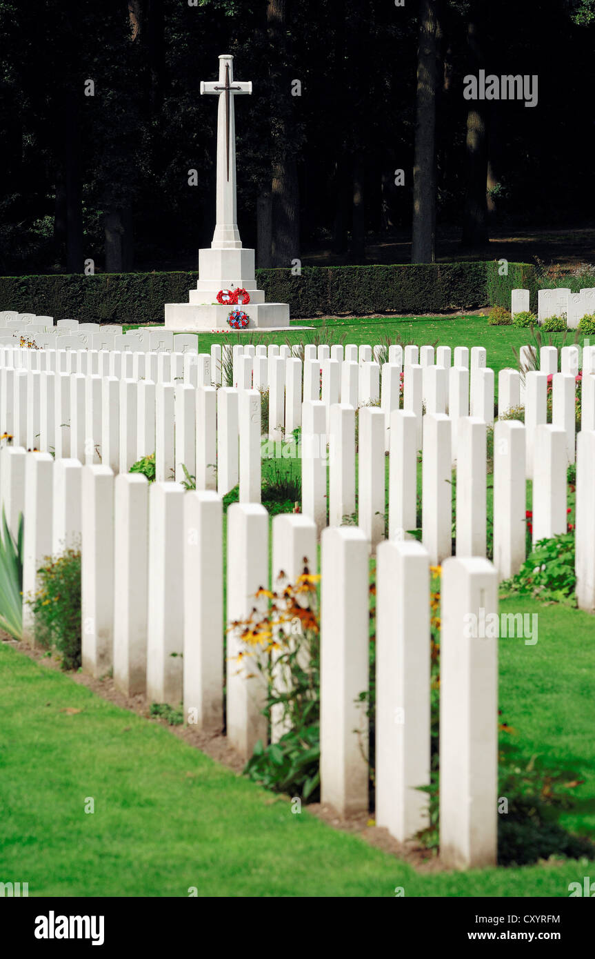 Grave stones and a cross in Airborne Cemetery, Arnhem Oosterbeek War ...