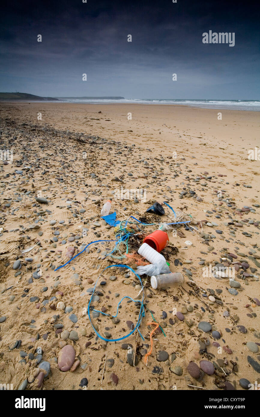 Rubbish on beach Stock Photo - Alamy