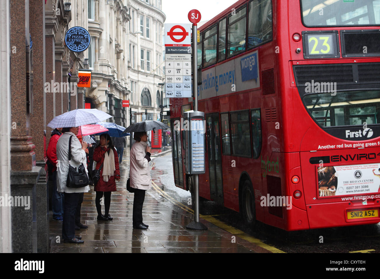 Waiting for bus rain hi-res stock photography and images - Alamy
