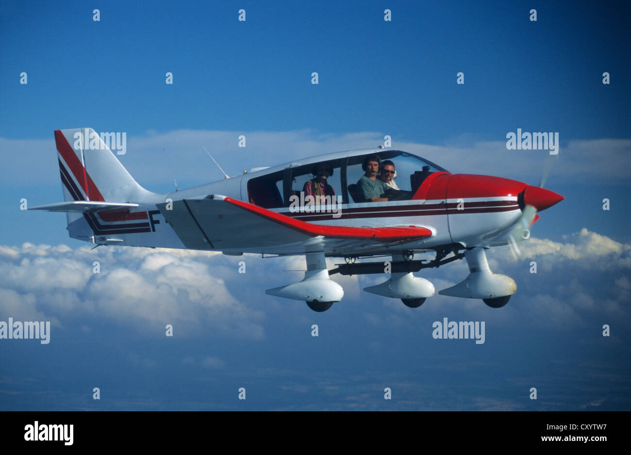 Robin mid flight hi-res stock photography and images - Alamy