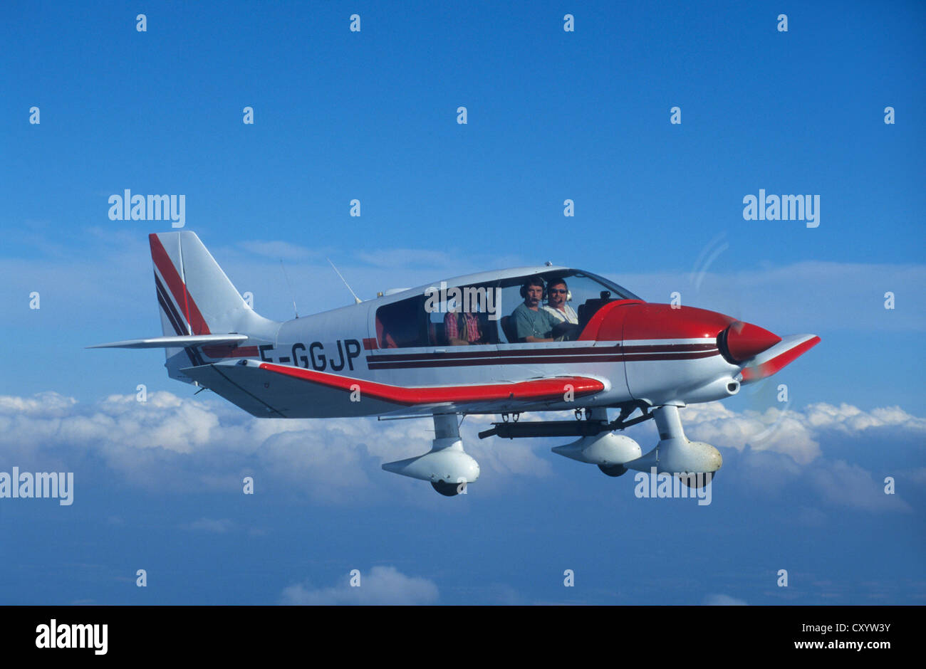 Robin mid flight hi-res stock photography and images - Alamy