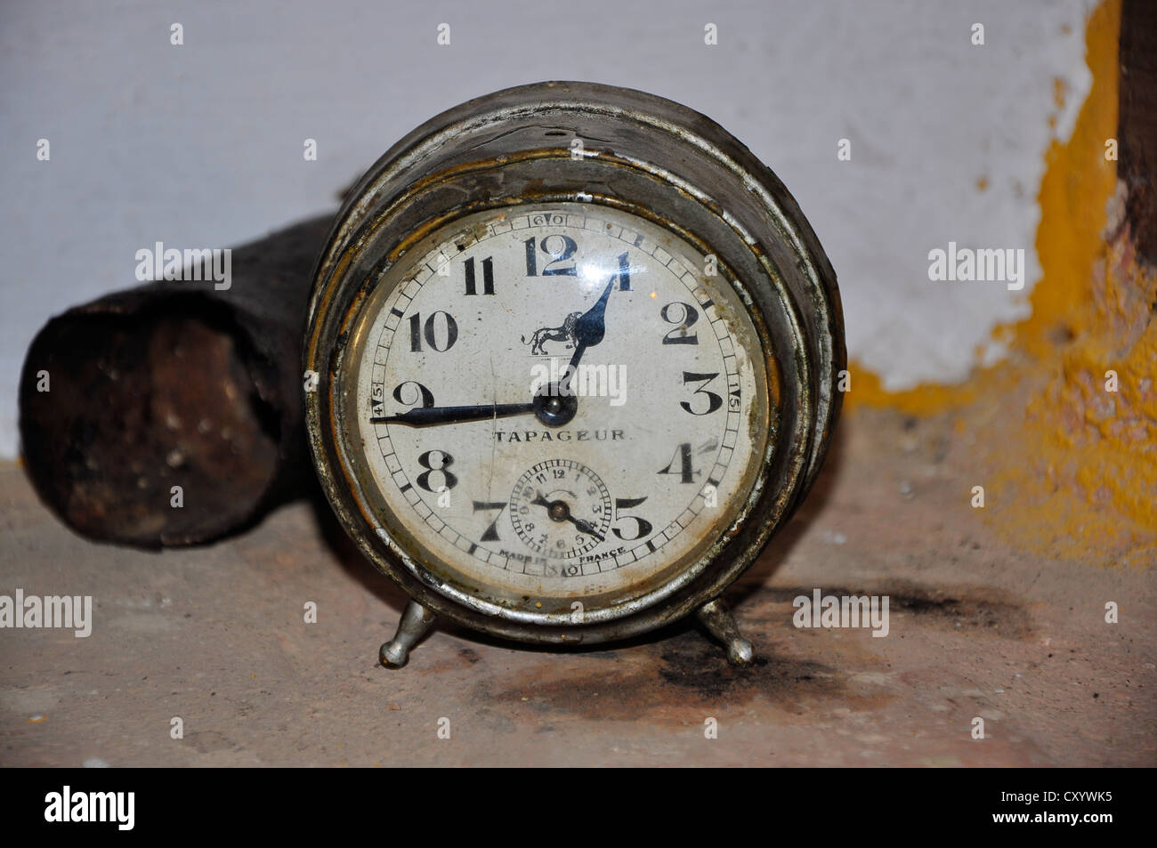 Old fashioned metal alarm clock hi-res stock photography and images - Alamy