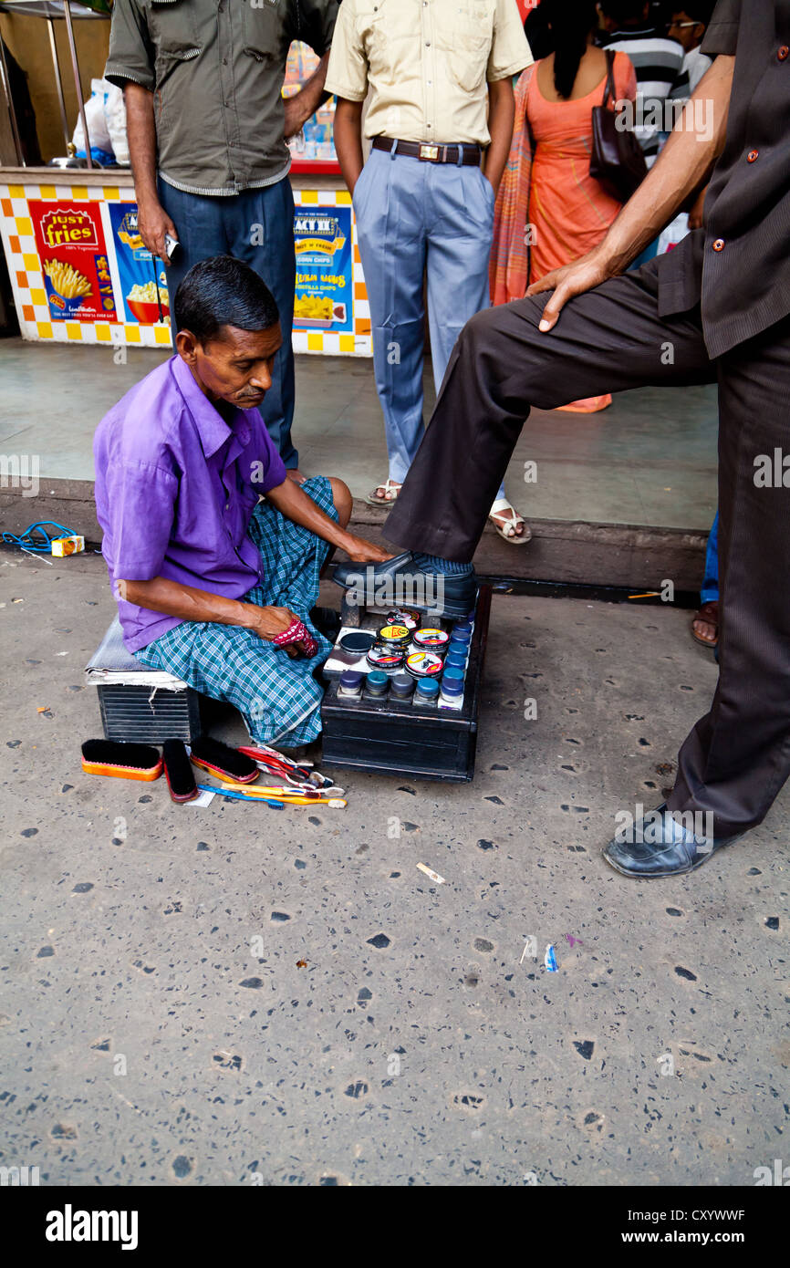 Shoe Polisher in the Streets of Kolkata, India Stock Photo - Alamy