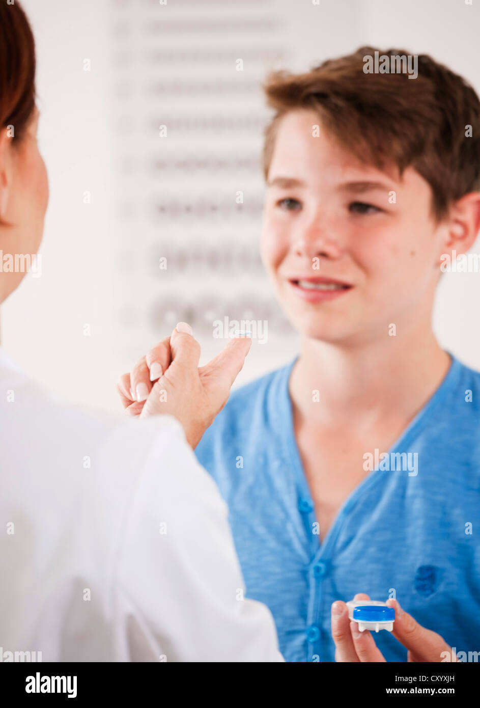 Ophthalmologist explain hi-res stock photography and images - Alamy