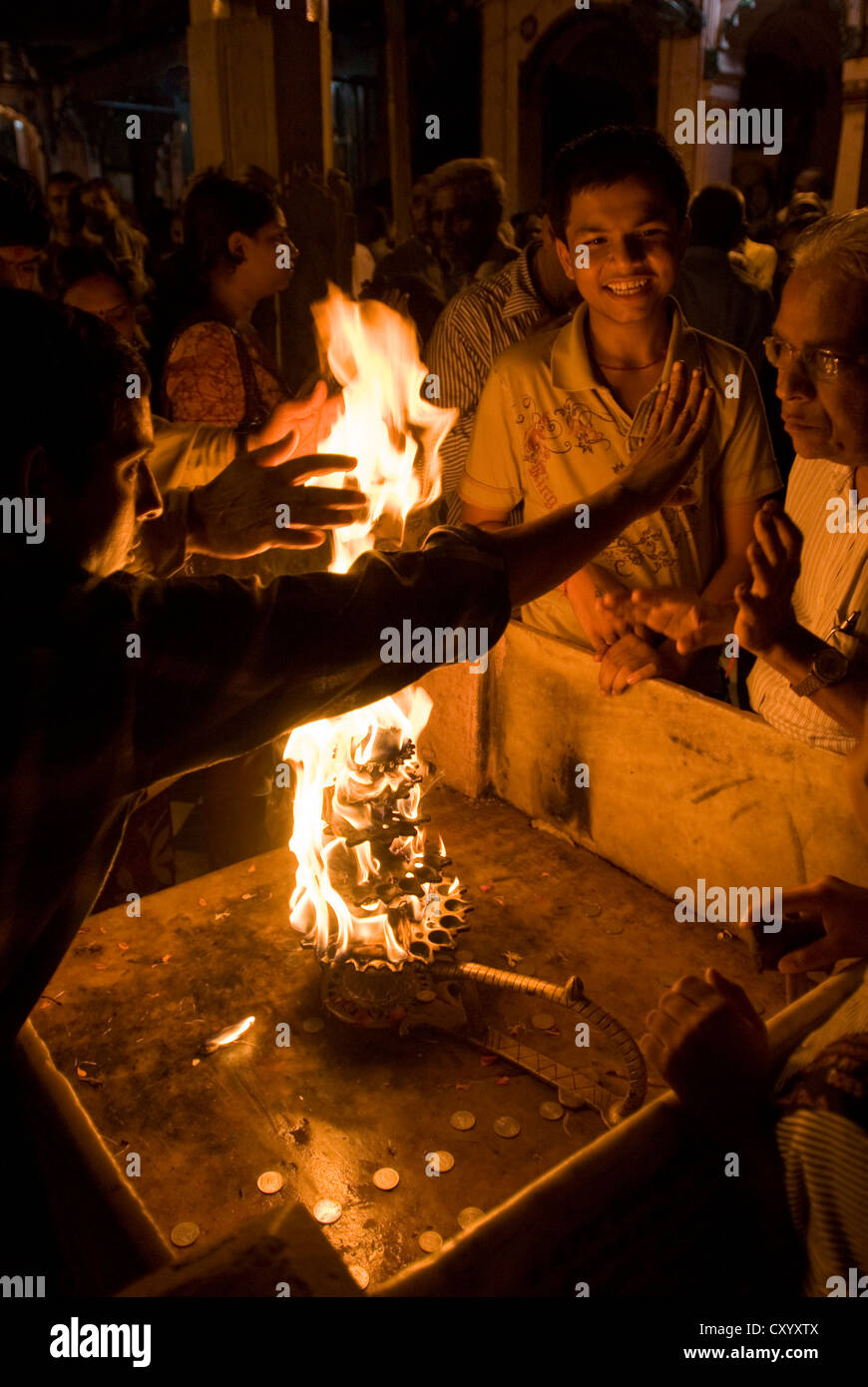 Hindu priest ritual temple hi-res stock photography and images - Alamy