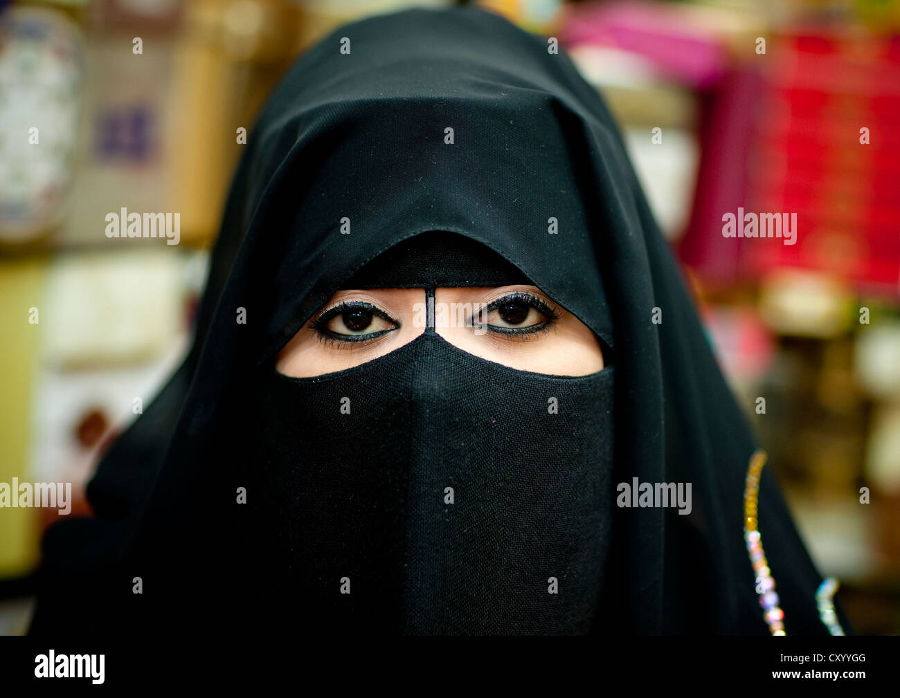 Black niqab veiled woman portrait hi-res stock photography and images ...