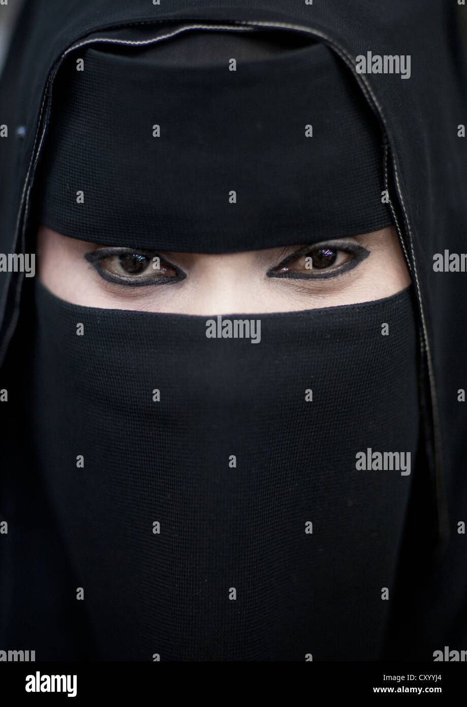 Black niqab veiled woman portrait hi-res stock photography and images ...