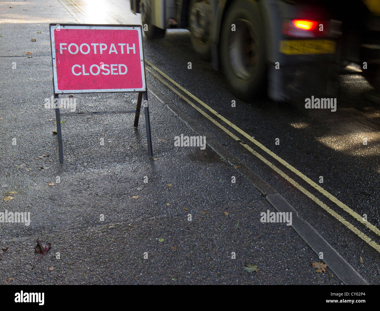 Busy footpath hi-res stock photography and images - Alamy