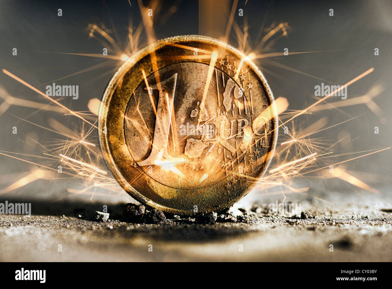 Burnt 1 euro coin with sparks, symbolic image for the euro crisis Stock ...