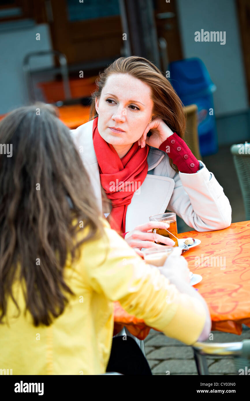 Women in cafes hi-res stock photography and images - Alamy