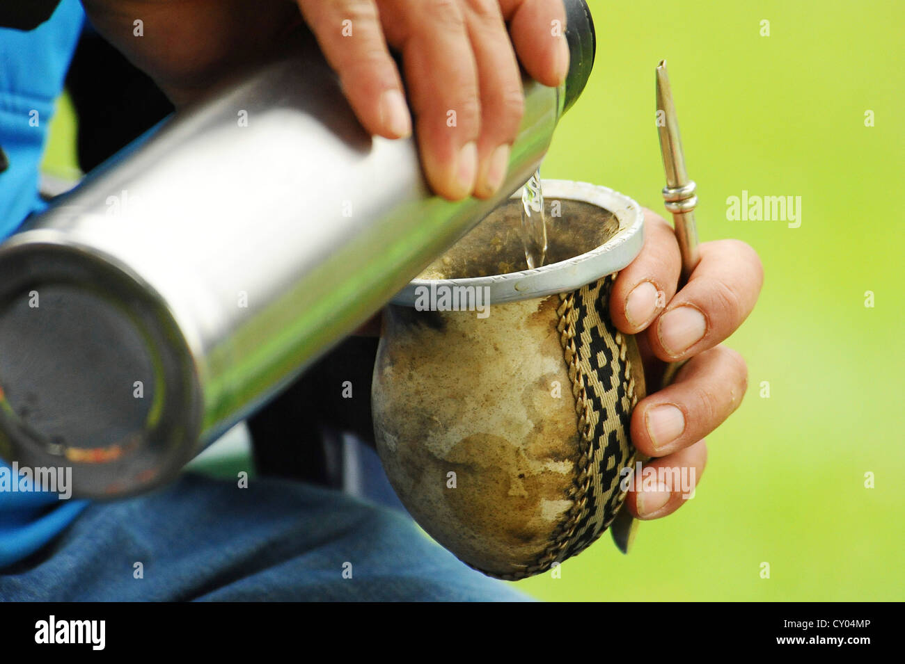 Water being poured cup hi-res stock photography and images - Alamy