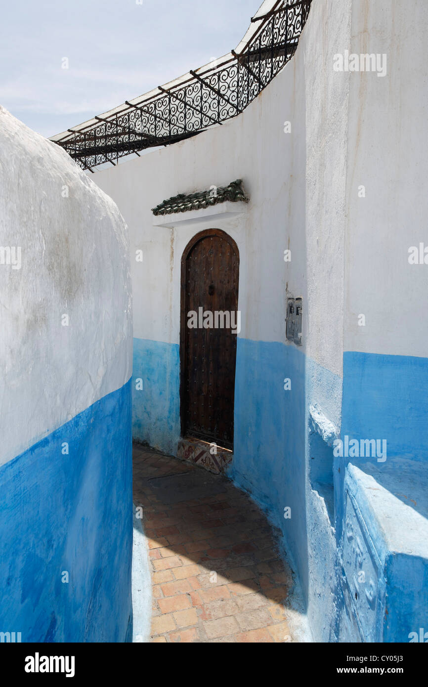 Narrow alleyway and blue-washed houses in the old town of Rabat, Rabat ...