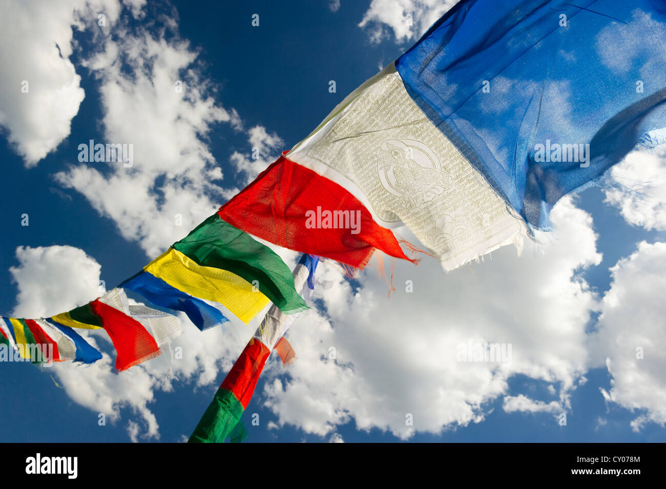 Blue sky prayer flags hi-res stock photography and images - Alamy