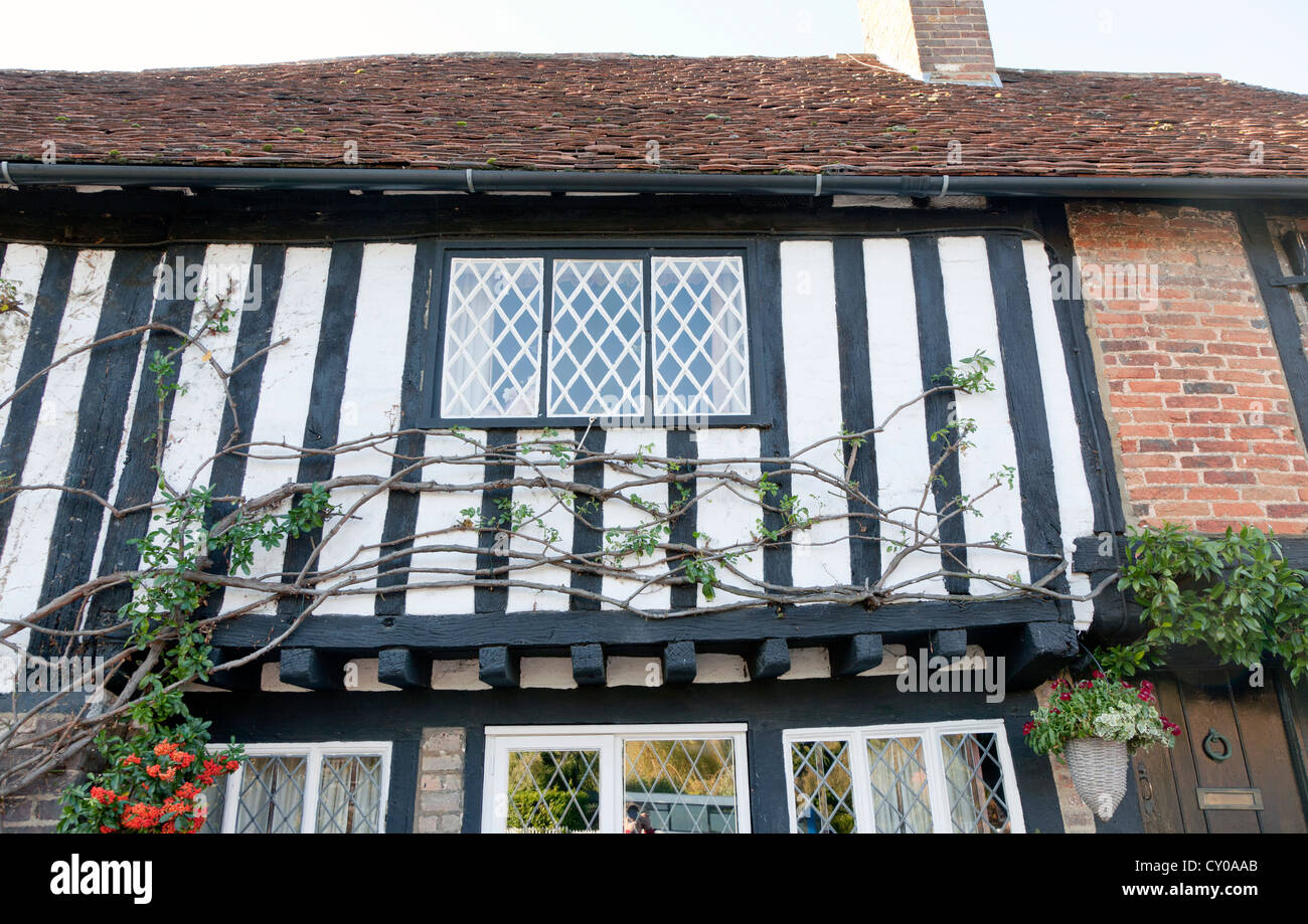 Tudor timber framed houses hi-res stock photography and images - Alamy