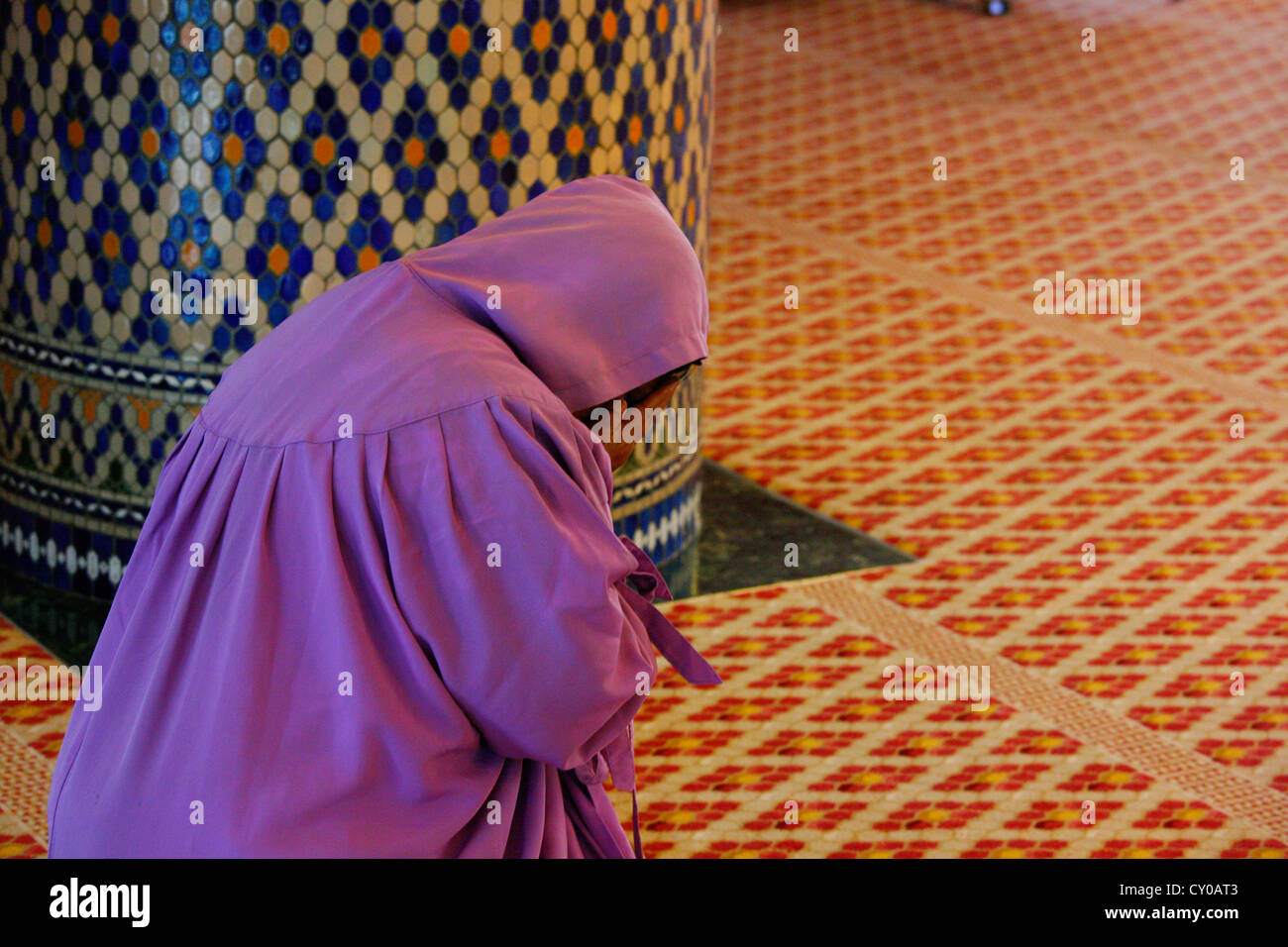 Muslim women praying mosque asia hi-res stock photography and images ...