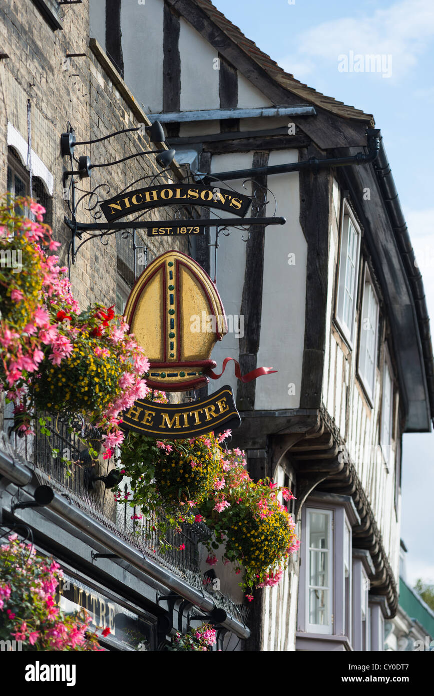 The mitre pub sign in cambridge hi-res stock photography and images - Alamy