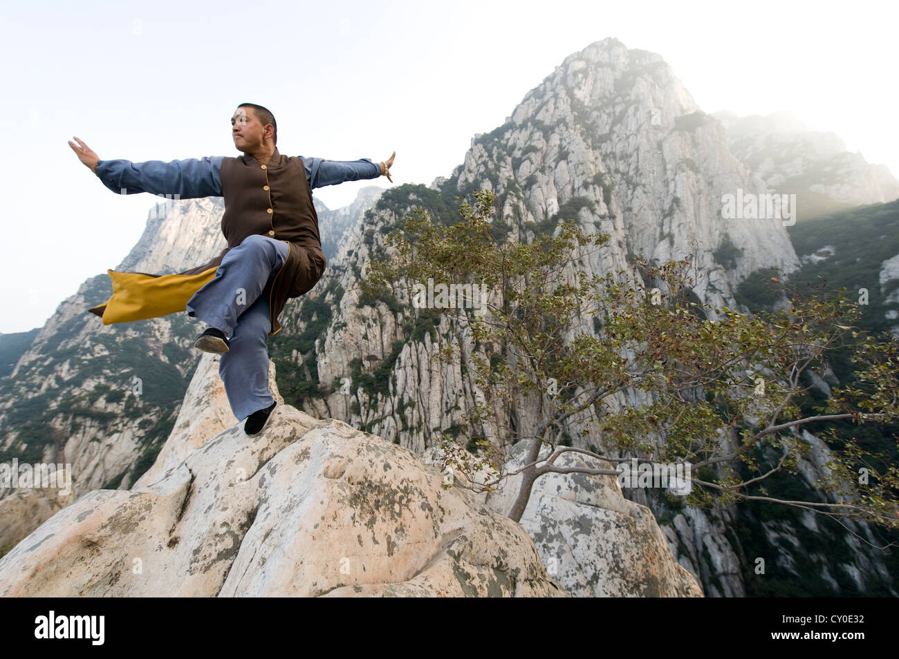 Shaolin Monk Shi De Jian of the San Huang Zhai Monastery demonstates ...