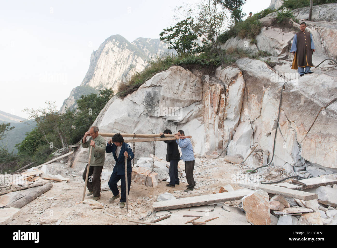 Workers lifting heavy rocks at the San Huang Zhai Monastery on Song ...