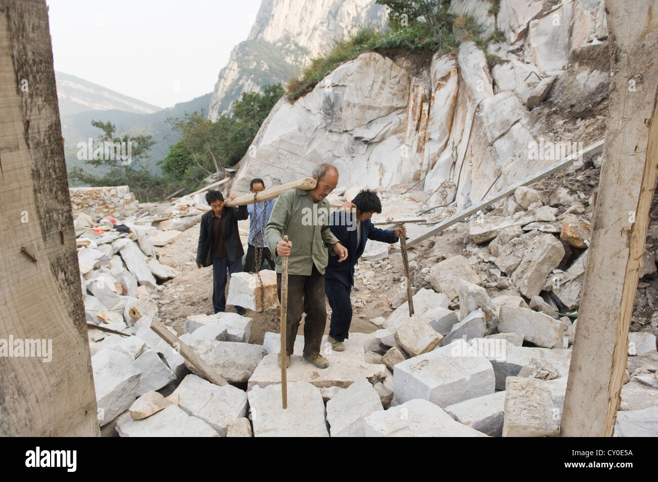 Workers lifting heavy rocks at the San Huang Zhai Monastery on Song ...