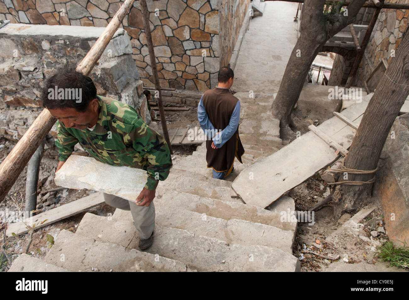 Workers lifting heavy rocks at the San Huang Zhai Monastery on Song ...