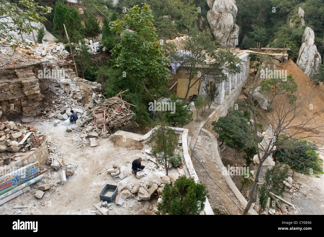 Workers lifting heavy rocks at the San Huang Zhai Monastery on Song ...